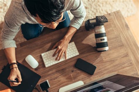 Fotografer Mengedit Gambar Setelah Pemotretan Foto Stok Unduh Gambar