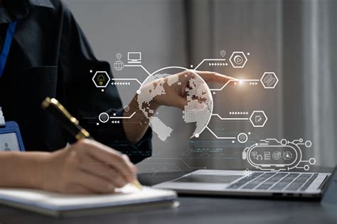 온라인 작업 개념을 학습합니다 태블릿과 노트북 컴퓨터에서 일하는 사업가 사무실에서 일하는 검색 검색에 대한 스톡 사진 및 기타 이미지 Istock