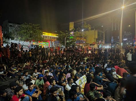රනිල්ට එරෙහි වූ කැලණි සිසුන්ට කඳුළු ගෑස්වලින් උත්තර දෙයි සිසුනුත්