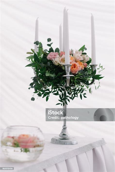 아름 다운 식당에서 테이블에 꽃 장식 웨딩 화이트 테이블 보 밝은 촛불 근접 촬영 이벤트 행복 신혼입니다 부드러운 Bokeh