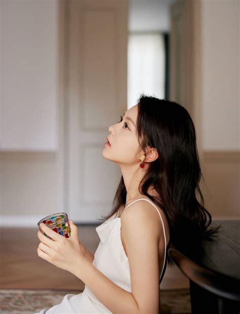 赵今麦一袭吊带白裙静倚窗边 长发微卷优雅又甜美 搜狐大视野 搜狐新闻