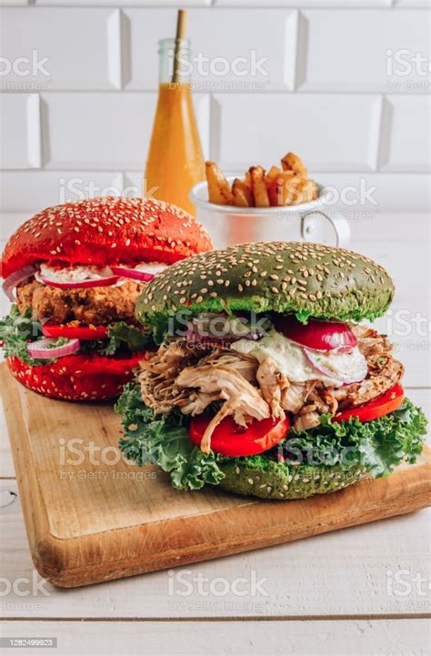 다채로운 만두 케일 붉은 양파 토마토 마요네즈 소스를 곁들인 홈메이드 다양한 치킨 버거 0명에 대한 스톡 사진 및 기타 이미지