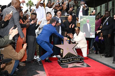 Hollywood Coloca En Su Paseo La Estrella De Tupac Shakur 27 Años