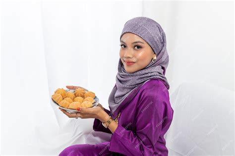 Premium Photo Malay Girl In Hijab Purple Kebaya Celebrates Ramadan