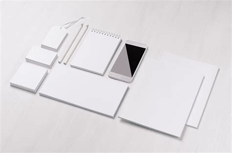 화이트 빈 편지지라벨 메모장 편지지 봉투 부드러운 흰색 나무 판자에 휴대 전화 디자인 경사를 삽입 하기 위한 빈 개체 현대적인 세련 된 작업 장소입니다 가벼운에 대한 스톡