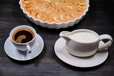 어두운 나무 배경에 잘 익은 사과의 홈 베이킹 요리와 크림에 과일 케이크 큰 사과 파이와 커피와 크리머 한 잔 0명에 대한 스톡 사진 및 기타 이미지 Istock