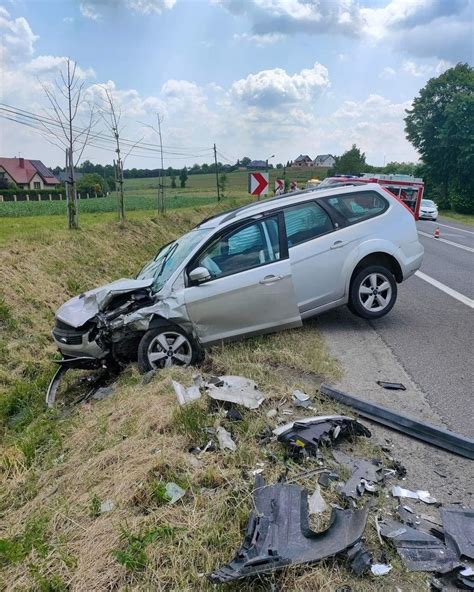 Dwa wypadki na drodze krajowej nr pod Krakowem Kierowca zasnął są poszkodowani Dziennik