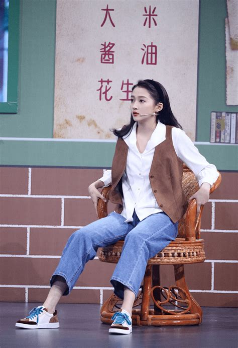《王牌》关晓彤穿女团装热舞，离开百万级的精修，腰围真实存在？节目