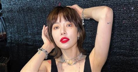 현아 단발도 찰떡인 패왕색브라톱 입고 납작 복근 과시