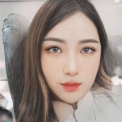 Elyana 엘야나 Mei Li Elyanaa Ho • Threads Say More