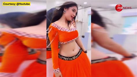 Tu Cheez Badi Hai Mast Mast Girl Sexy Dance In Revealing Outfit