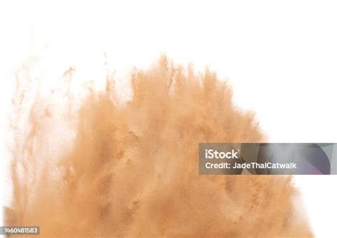 작은 고운 모래 비행 폭발의 흐림 초점 흐림 이미지 황금 곡물 파도 폭발 타격 추상 모래 구름 노란 모래가 공기 중에 튀어 나옵니다 흰색 배경 격리된 고속 셔터 동결 고속