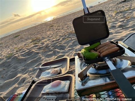 テーブルの上に座っているボートの写真・画像素材 7086254 Snapmart（スナップマート）