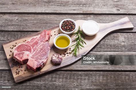 원시 쇠고기 스테이크 T 뼈 성분과 Steakhouse에 대한 스톡 사진 및 기타 이미지 Steakhouse 고기 날것 Istock