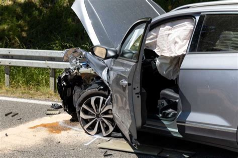 Schwerer Unfall B Pkw prallen frontal ineinander Suhl Zella Mehlis inSüdthüringen