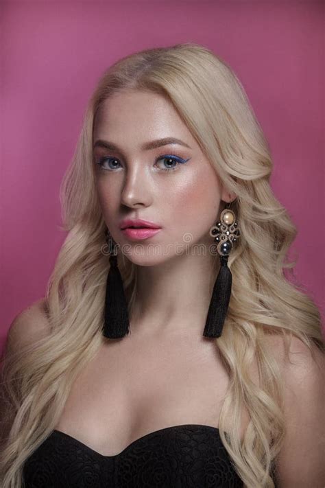 Mujer Rubia Hermosa Con El De Largo Sano Rizado Y Brillante Pelo El