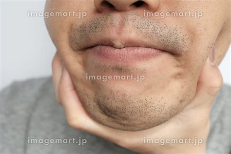 日本人男性の無精ヒゲの写真素材 183881570 イメージマート