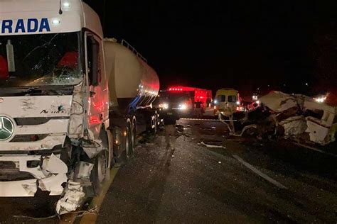 Homem Morre Após Colisão Entre Carreta E Veículo De Transporte De