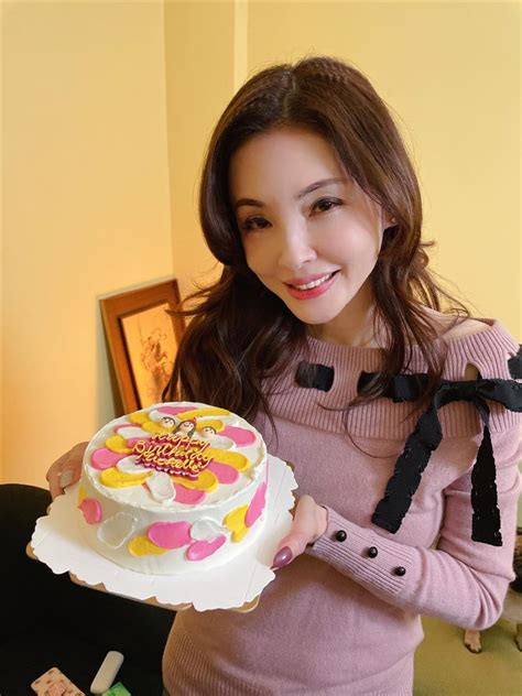 素顏戴口罩逛超市！何如芸「驚人1關鍵」露餡 店員秒認出 娛樂星聞