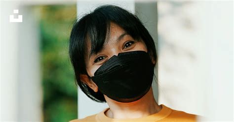 黒いマスクをかぶった女性が窓の外を見ているの写真 Unsplashの無料インドネシア写真