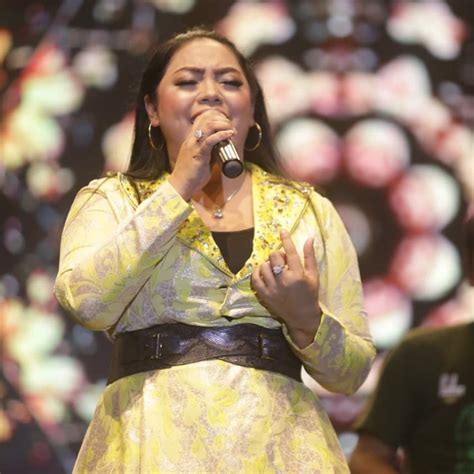 Sesama Penyanyi Ini 8 Aksi Pentas Yan Vellia Istri Didi Kempot