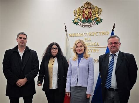 Зарица Динкова обсъди летния сезон с областните управи на Бургас Варна
