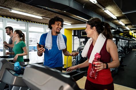 젊은 부부는 헬스 클럽에 디딜 방 아에 운동 하 고 의사 소통 20 29세에 대한 스톡 사진 및 기타 이미지 20 29세 3 명 건강한 생활방식 Istock