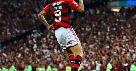 Pedro celebra marca de 100 gols pelo Flamengo É uma honra