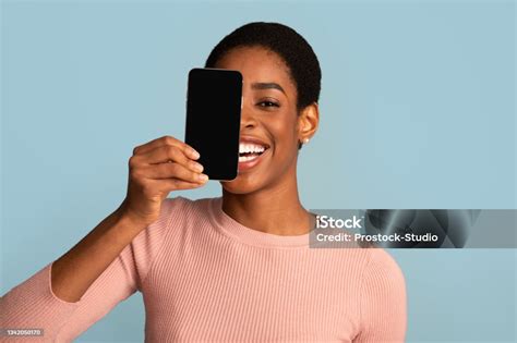 빈 검은 색 스마트 폰으로 얼굴을 덮고 즐거운 아프리카 계 미국인 여성 가리기에 대한 스톡 사진 및 기타 이미지 가리기 사람 얼굴 스마트폰 Istock