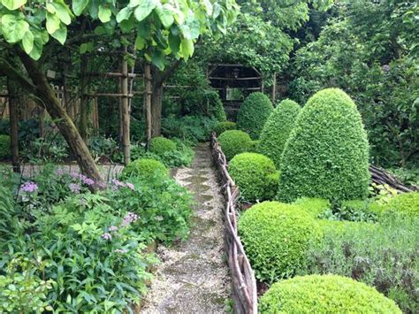 Danièle Festy Paroles de jardiniers visitez les plus beaux jardins des Yvelines et échangez