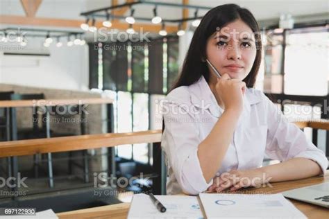 직장에서 랩톱 컴퓨터를 사용 하는 사업가 비즈니스 문서 작업 하는 젊은 여성 기업가 여자 분석 그래프와 차트 사무실에서 그래프에