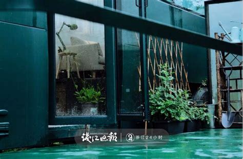 美成了宫崎骏动画！杭州90后姑娘爆改废旧大巴车