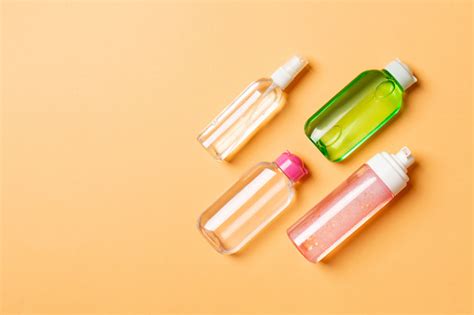 화장품 Spa 브랜딩 모형 복사 공간이있는 최고 보기 튜브 세트와 크림 플랫 누워의 항아리 컬러 배경에 0명에 대한 스톡 사진