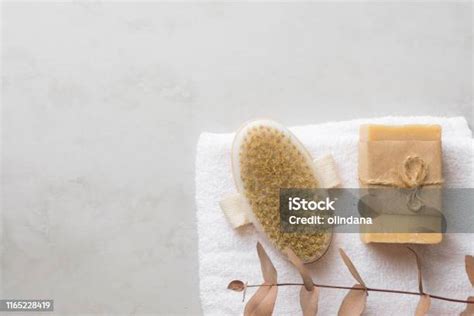 회색 대리석 돌 배경에 흰색 순면 테리 수건에 자연 바디 브러시 장인 마르세유 비누 스파 웰니스 스킨 케어 오가닉 코스메틱 컨셉