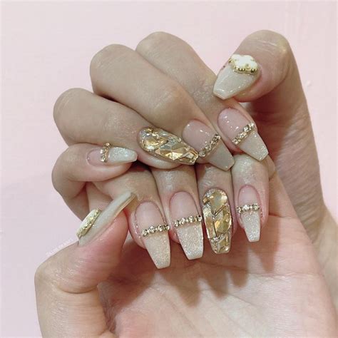 살롱드마리 네일 강남구청네일압구정네일강남네일 On Instagram 살롱드마리프렌치네일 살롱드마리자석젤네일 베이지 골드 89000 예약시 미리 말씀 주셔야