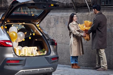 여자 친구를 위해 깜짝 준비하는 발렌타인 데이 야외 남성 사진 무료 다운로드 Lovepik