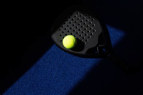 검은색 프로 패들 테니스 라켓과 파란색 배경에 자연 조명이 있는 공 수평 스포츠 테마 포스터 인사말 카드 헤더 웹 사이트 및 앱 0명에 대한 스톡 사진 및 기타 이미지