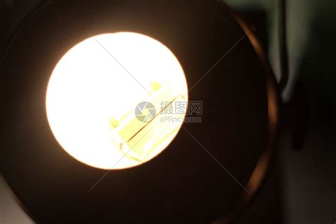 从聚光灯后面的开口照出光线高清图片下载 正版图片306876007 摄图网