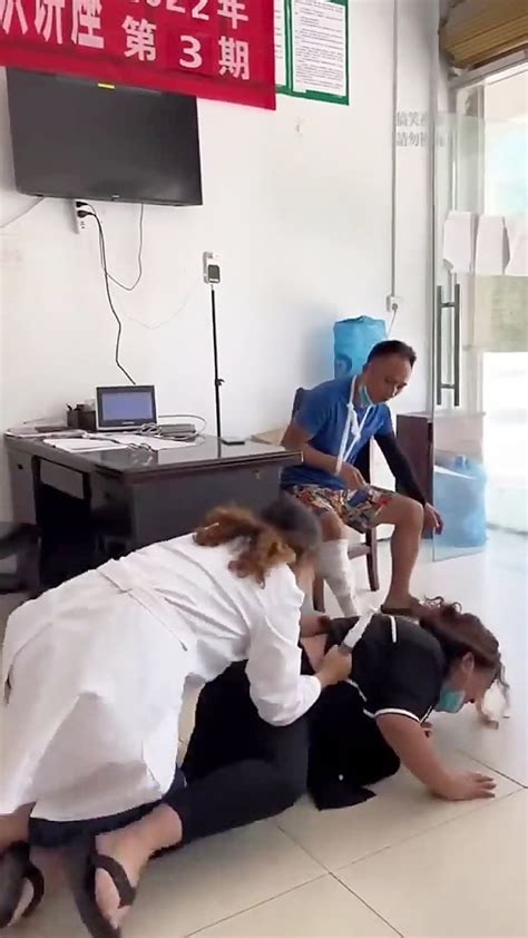 کلیپ طنز کلیپ آمپول زدن دکترا کلیپ خنده دار