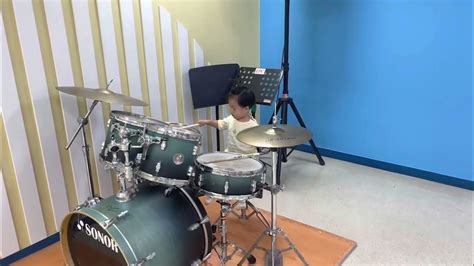 드럼치는 아기 이준이 18개월 Youtube