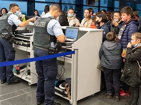 Жити доведеться в ангарах контейнерах чи спортзалах на яких умовах Німеччина приймає біженців
