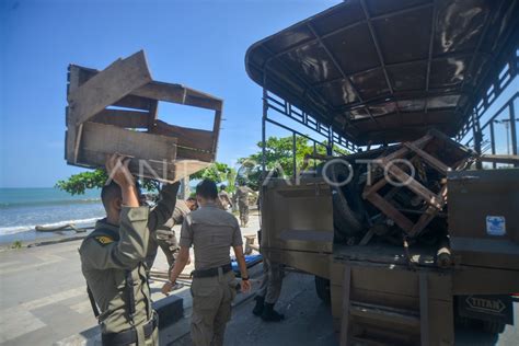 PEMBONGKARAN LAPAK PKL PANTAI PADANG ANTARA Foto