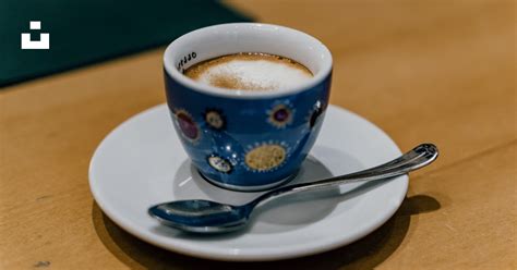 흰색과 파란색 세라믹 머그잔과 흰색 세라믹 접시에 커피 사진 Unsplash의 무료 이탈리아 이미지