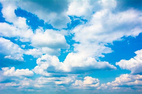 戲劇性的遙遠的雲和天空積雲獨特的雲層狀雲背景距離 照片檔及更多 不吉利的 照片 不吉利的 光 全景 Istock