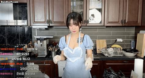 요리방송 치고는 의상이 너무 야한데
