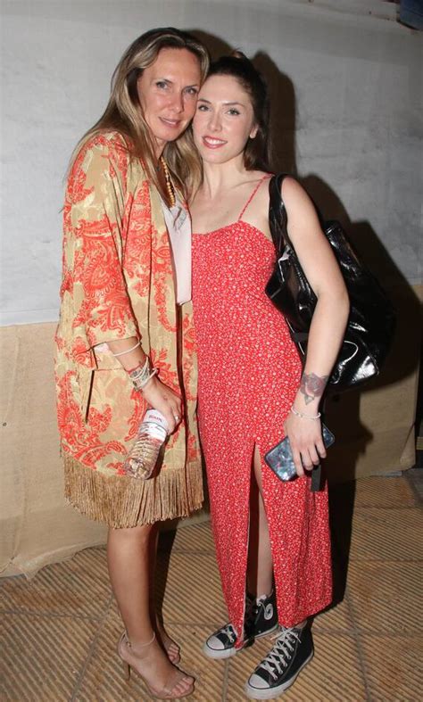 Ούτε πλαστική ούτε μπότοξ Αυτό κάνει στο πρόσωπό της η Εβελίνα Παπούλια και στα 52 της δεν