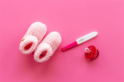 임신 테스트와 핑크 아기 소녀 부팅 모셔후드 및 임신 개념 0명에 대한 스톡 사진 및 기타 이미지 0명 건강 검진 건강 검진 결과 Istock