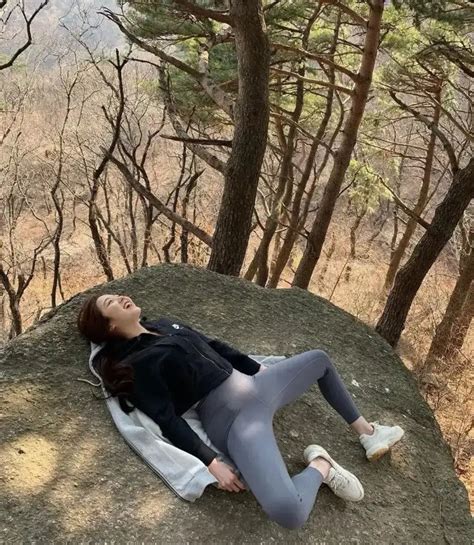 👄青城山下墨玲珑👄 On Twitter 爬山！累了用这个姿势躺一躺如何？缺个男朋友呢！