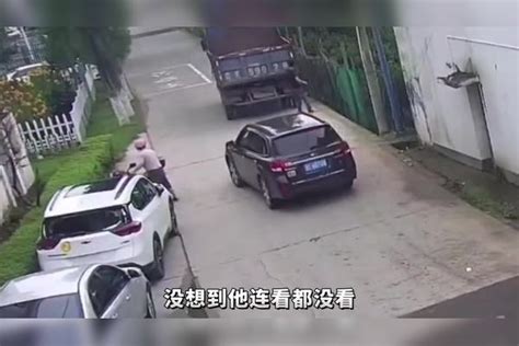 货车司机粗心大意，撞坏路边新车还逃逸，不料被监控拍的一清二楚