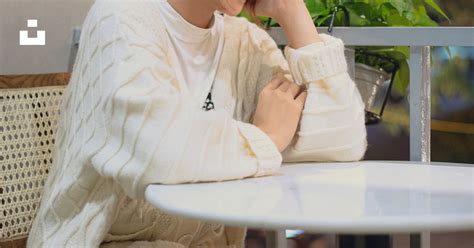 의자에 앉아 있는 흰색 긴팔 셔츠를 입은 여자 사진 Unsplash의 무료 사람 이미지
